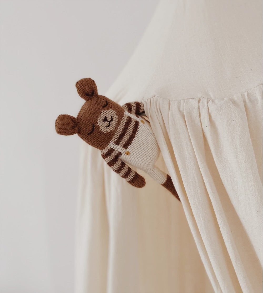 Main Sauvage Alpaka Wolle Kuscheltier "Teddy Ecru Overalls" – KND